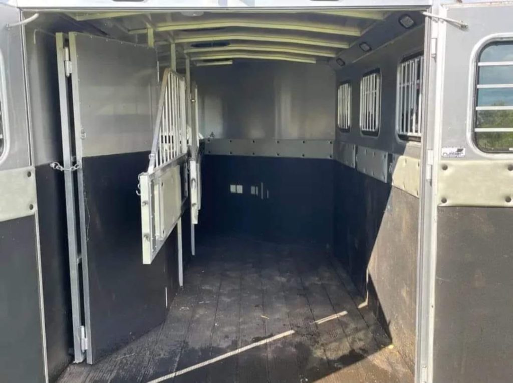 2005 Classic Aluminum 3 Horse Monarch 16 Foot