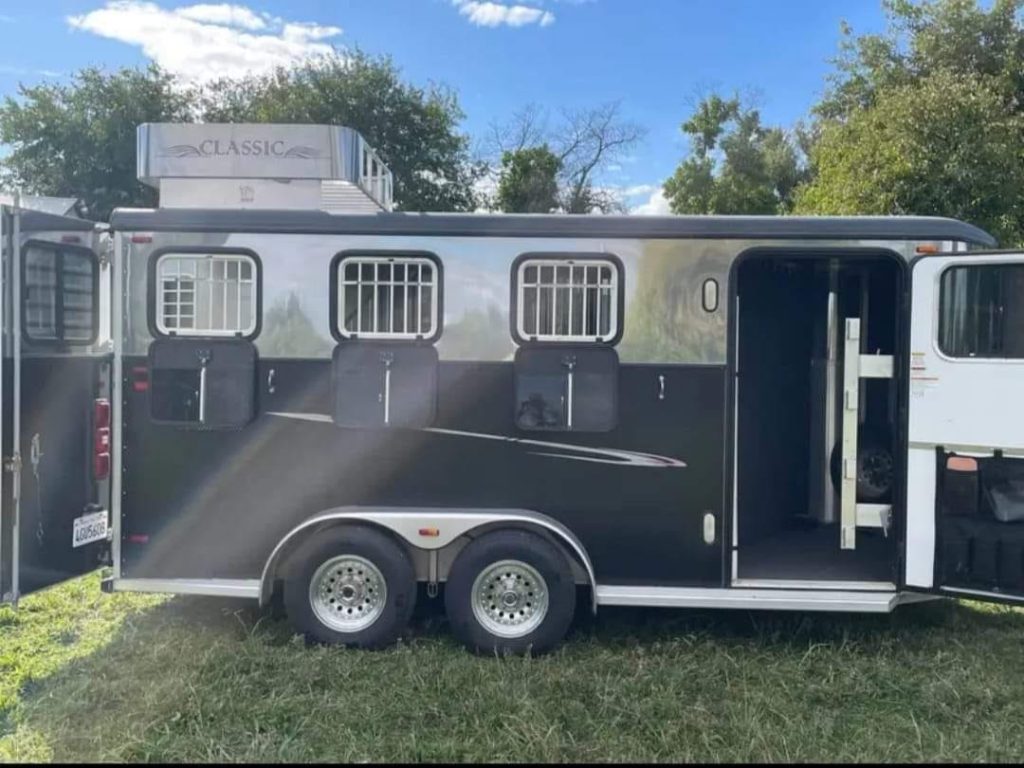 2005 Classic Aluminum 3 Horse Monarch 16 Foot